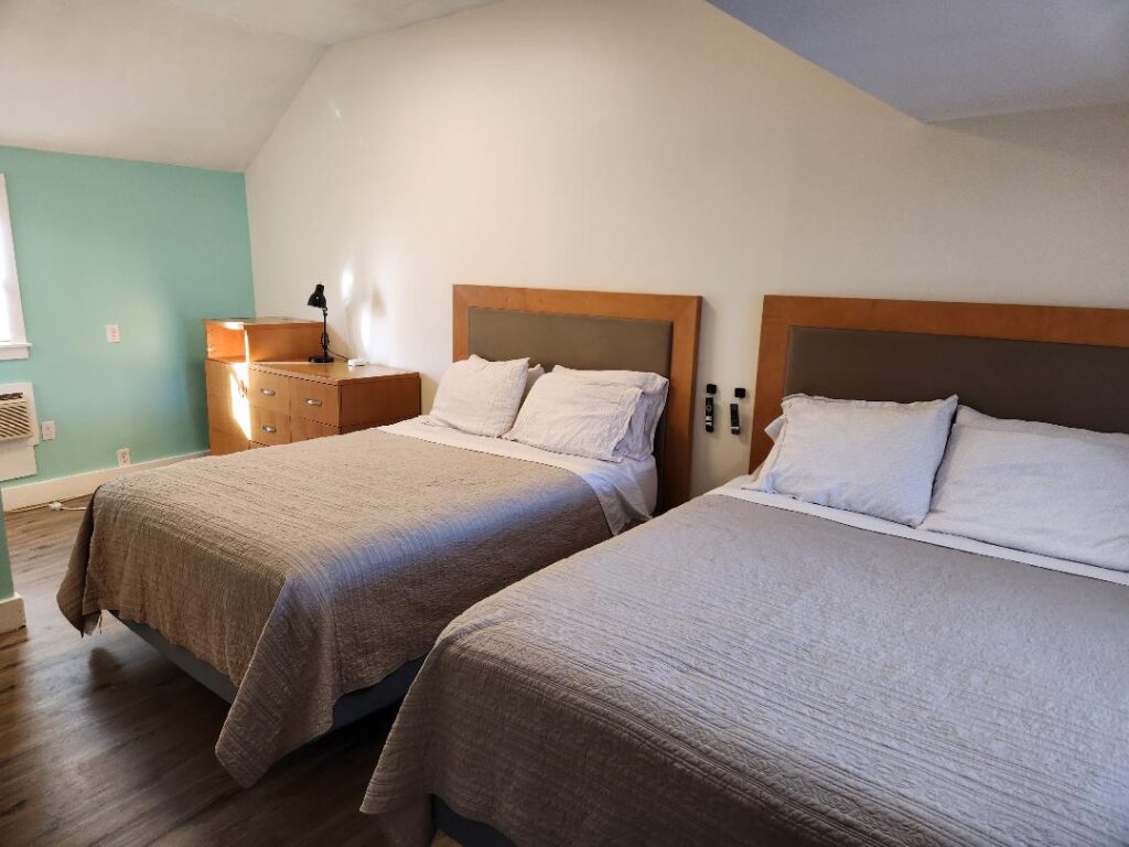 Deluxe Double Queen - Jonathan Edwards Motel